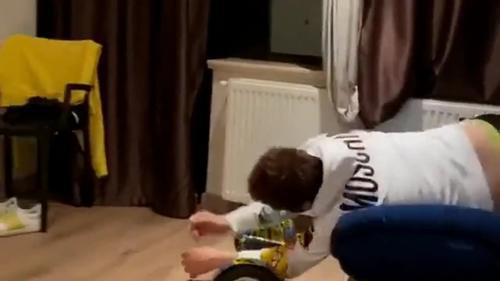 不瞒你们说,这才是平衡车的正确打开方式,小伙子简直不能再优秀了