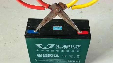 如何激活“饿死”的电瓶?老师傅教你一招,不用花钱就能修复!