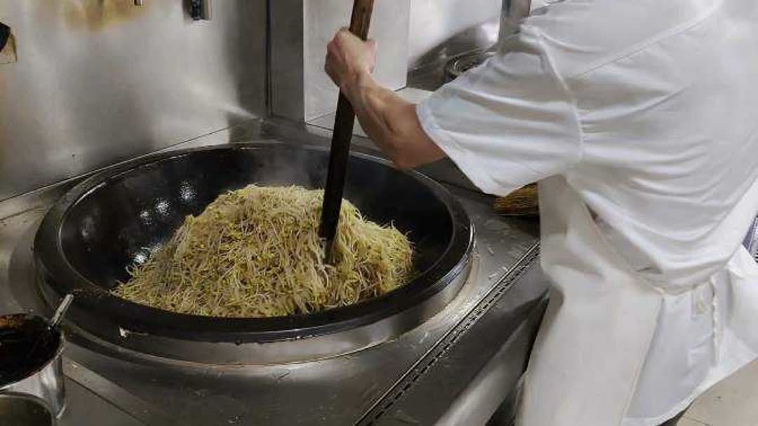 走进蛟河市社会福利综合服务中心后厨看看300多人一锅的菜怎么做