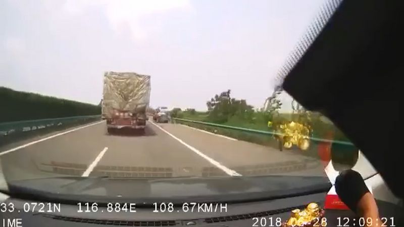 行车记录仪拍到严重交通事故一刻