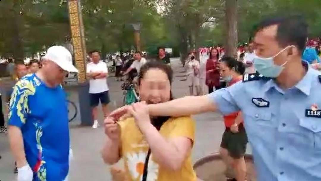 刑拘!沈阳一大姐遛狗不栓绳还咬伤民警,网友:狗没咬人,人咬人