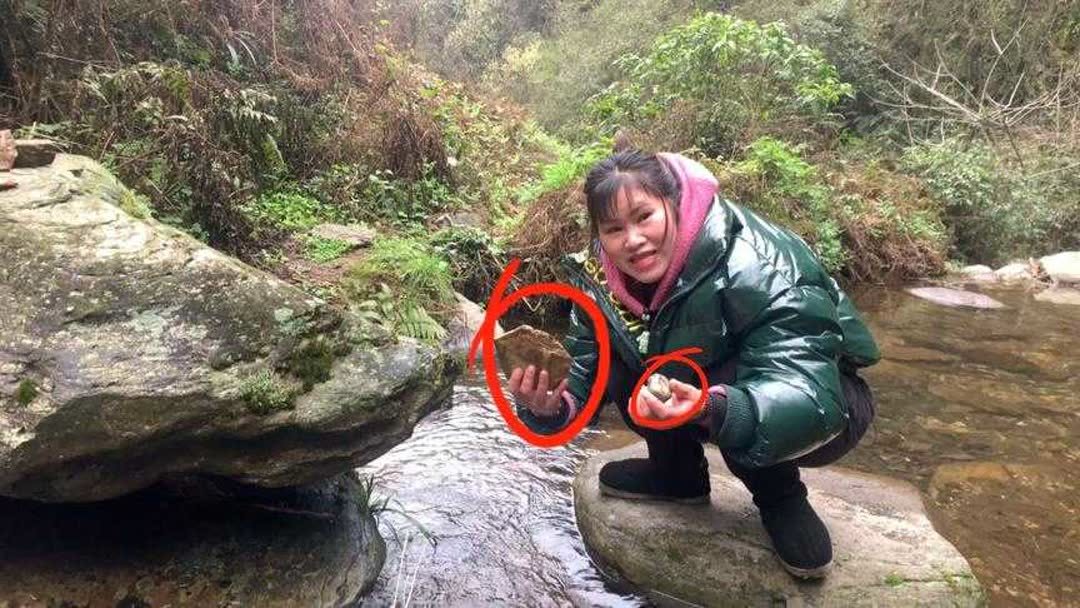 听说大叔在山上河里捡到玉石,准备去碰运气,捡到两块奇特的石头