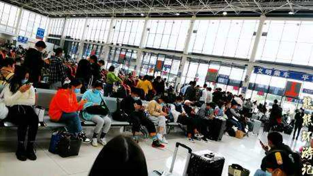 实拍贵阳金阳客车站,人山人海,又恢复热闹气氛