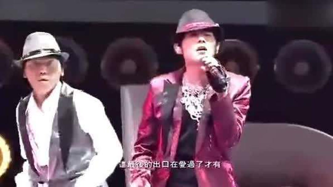 蔡依林出现在周杰伦演唱会上,当她走向周杰伦那刻,全场沸腾了