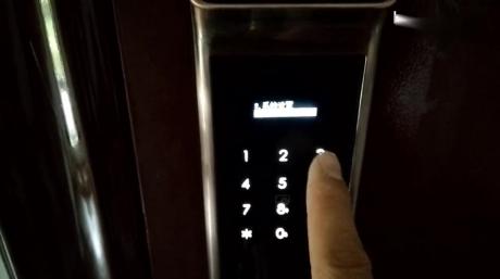 中兴智能指纹锁演示操作