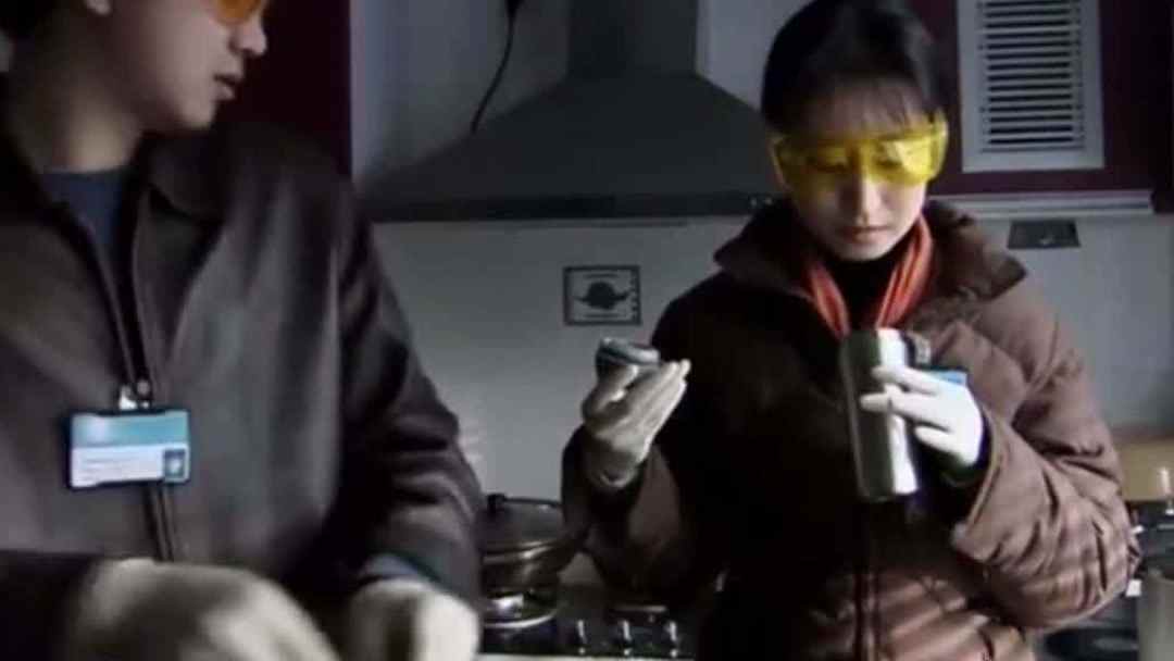 案发现场- 警察在厨房查找犯人指纹, 却发现杯子上没有一个指纹