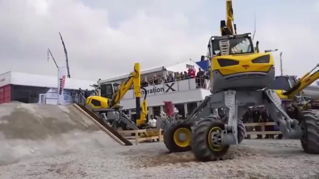 农村牛人发明:可变形的4轮挖掘机,最牛的是悬架和驱动系统!