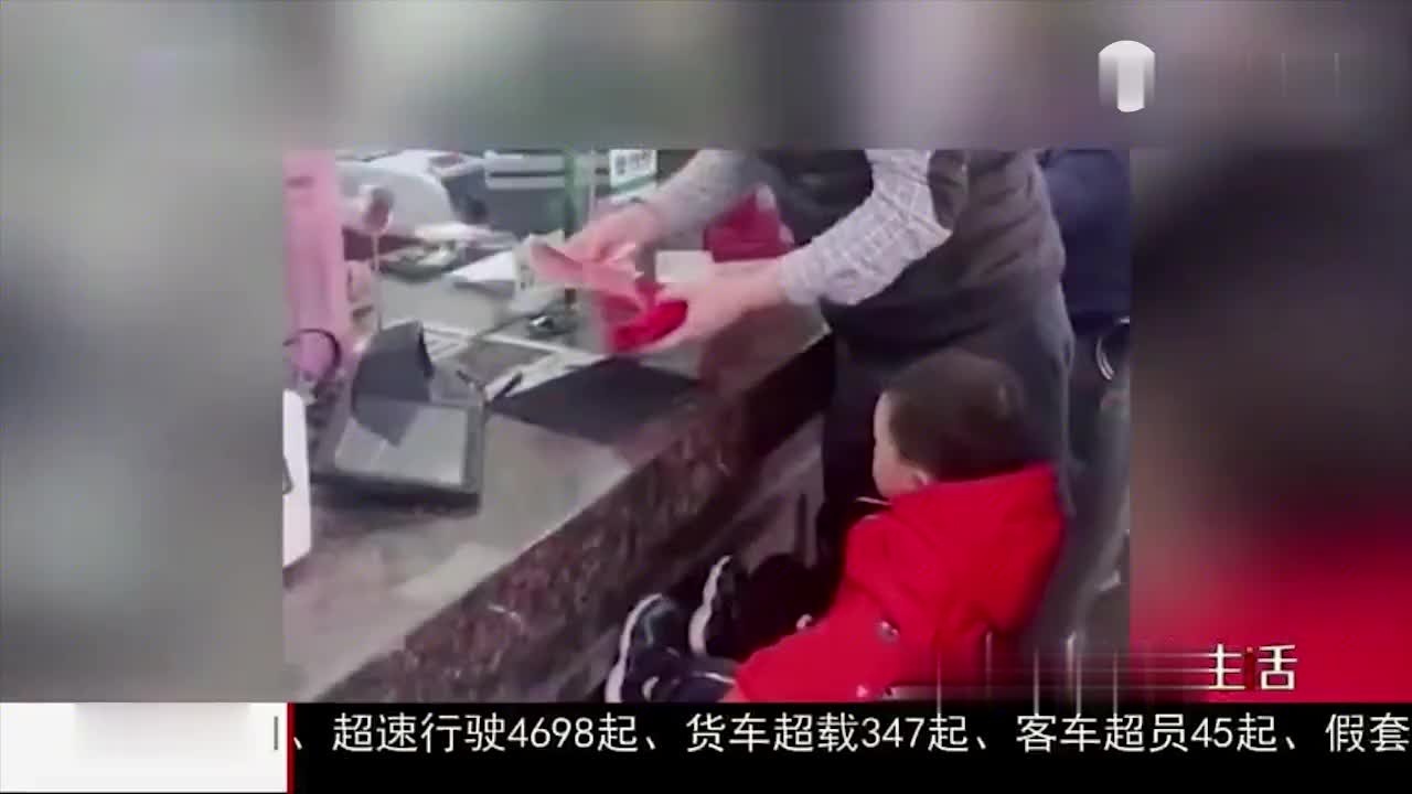 江苏:男子带1岁半儿子去银行存压岁钱,卡上存款10万多