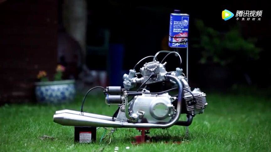 男子用单缸卧式100cc摩托发动机改双缸V2发动机