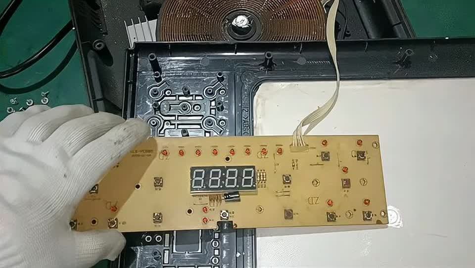 电磁炉通电指示灯闪亮,不开机维修讲解