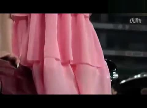 视频: DJ舞曲 此女子的钢管舞竟然如此的诱人