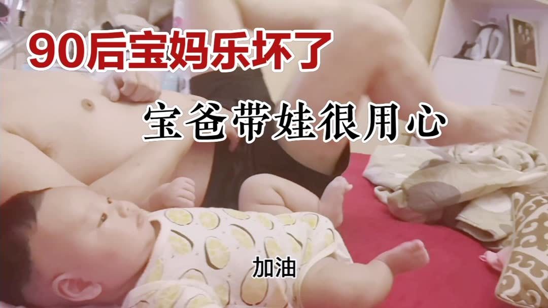 模仿秀现场:2个月的宝宝太好玩了,妈妈在一旁乐开了花