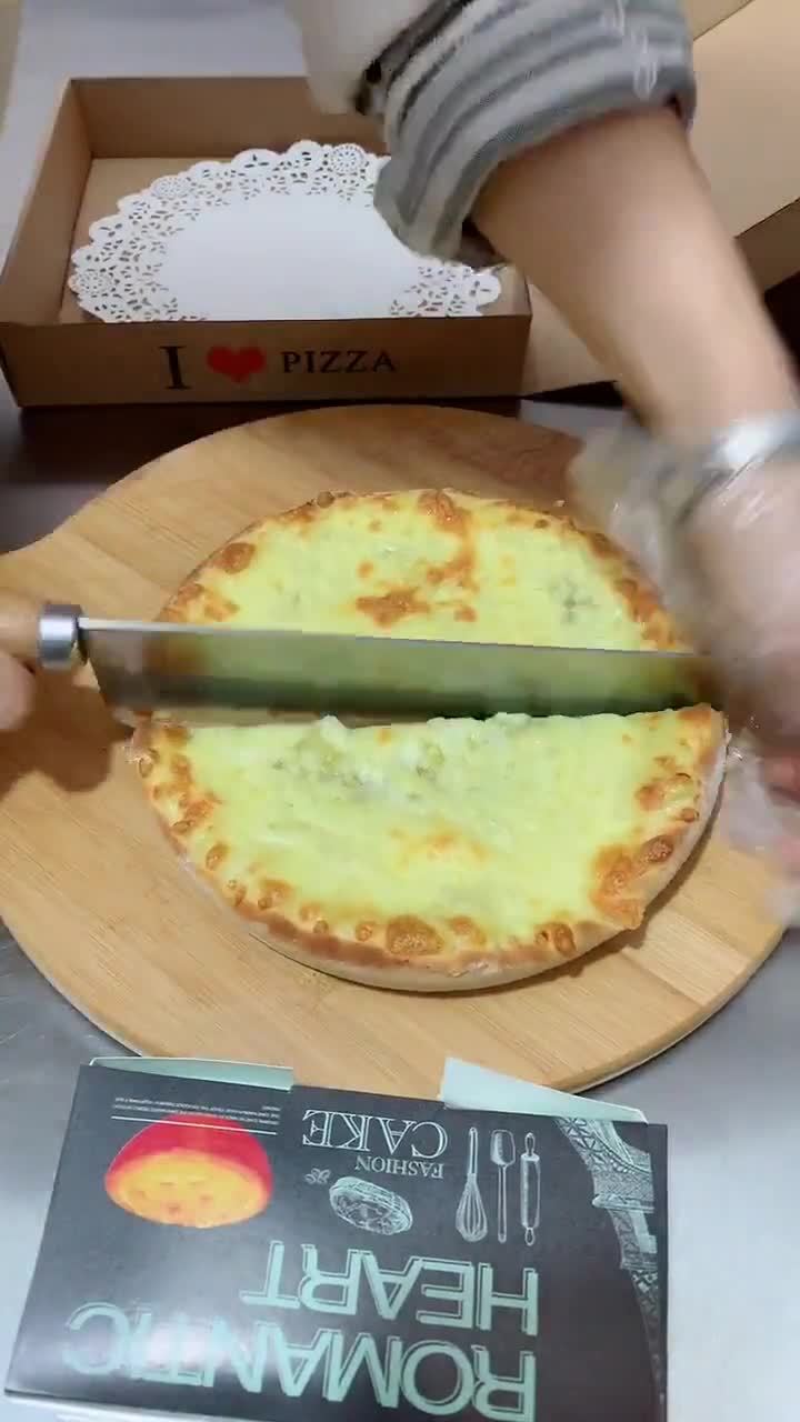 榴莲披萨做法 饼底,水果酱,榴莲,芝士 25080烤8分钟左右