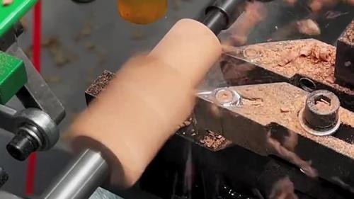 普普通通的木头,经过大师的加工后,变成一根木棍