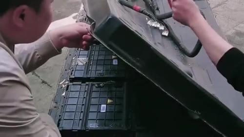 电动汽车电池包拆解现场,到底什么样的新能源汽车好,这下有数了