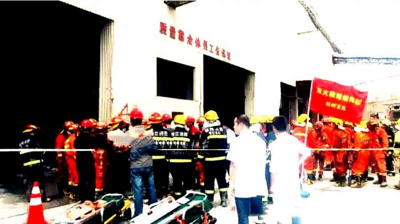 现场:杭州水泥厂储罐掉落 房屋被压塌已致4人死亡