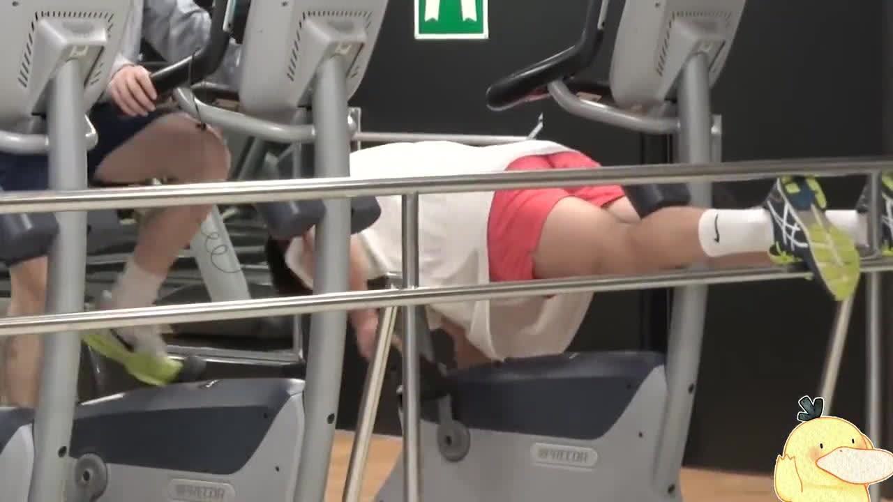 小伙不走寻常路,健身房的器材被玩出了新花样,无用的知识增加了