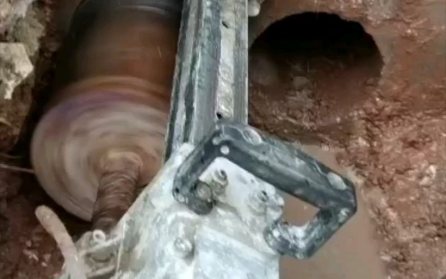 水钻开孔切割混泥土混泥土标号非常高,超级工程。