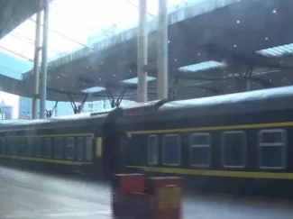 (车厢视角)乘坐T290次列车离开武昌车站