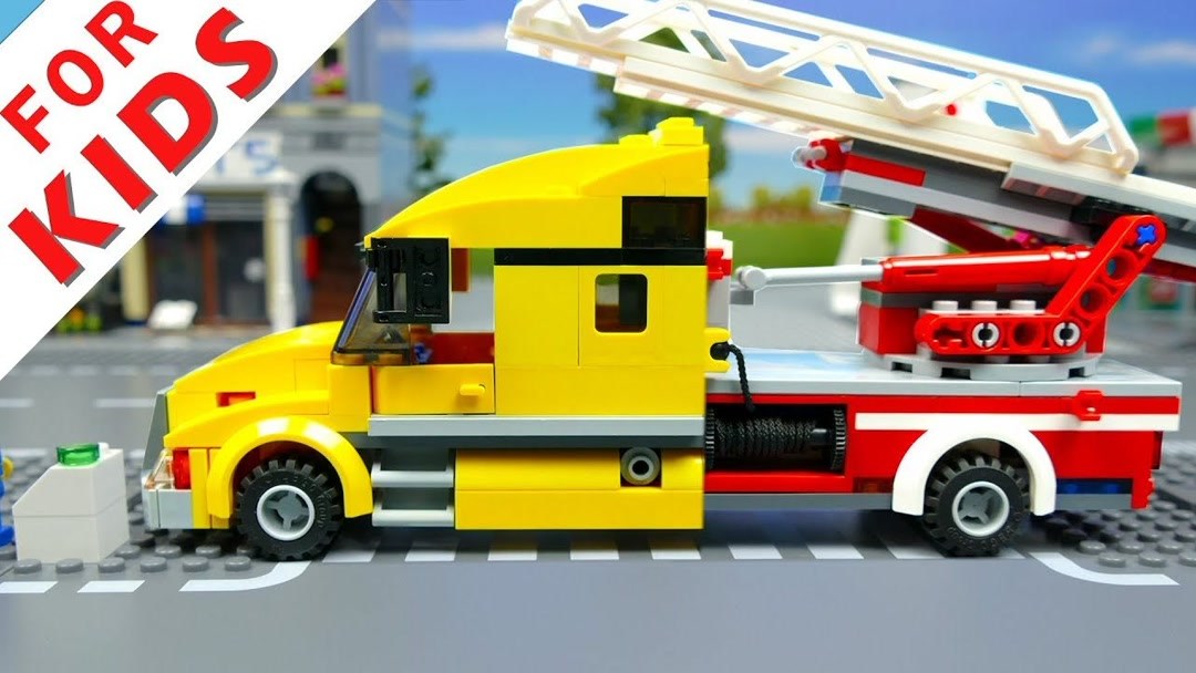 乐高机器人为孩子们建造了一个汽车积木建筑动画