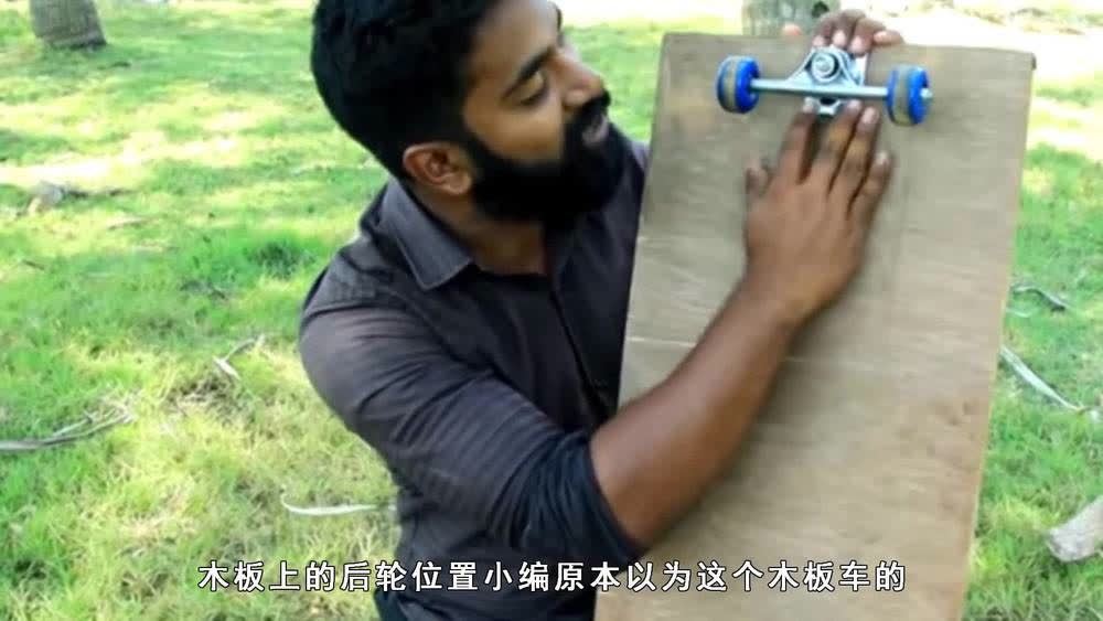 印度小伙没钱买车,用木板自制电动滑板