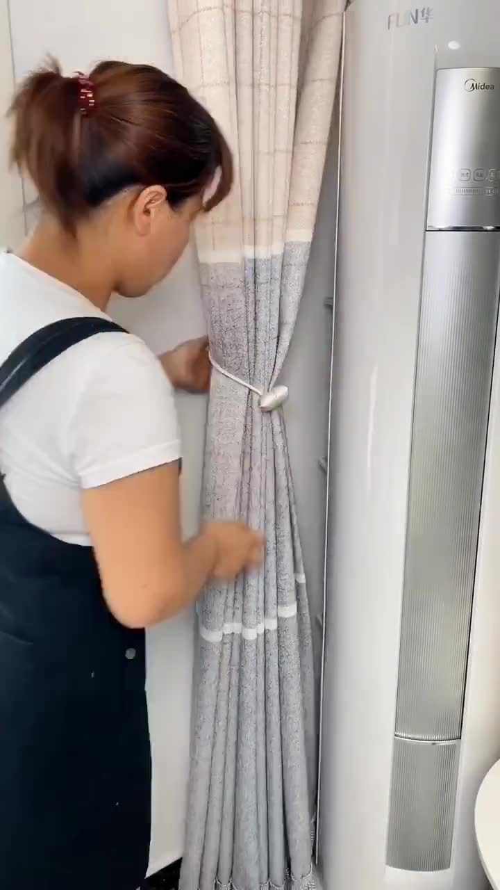 窗帘绑带用完可以吸在侧面,方便下次使用