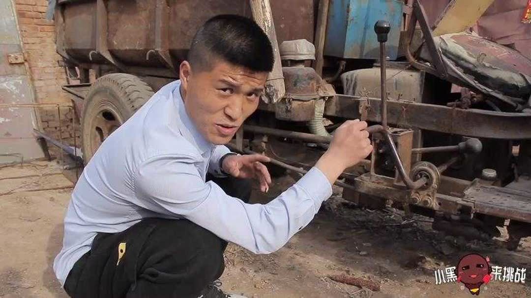 90后小伙手摇启动三轮车,没想使出吃奶的劲都没动静,太尴尬了