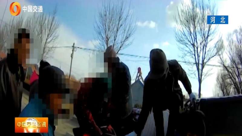 皮卡车厢挤满15人,晃晃悠悠就要上路,交警见状吓坏了!