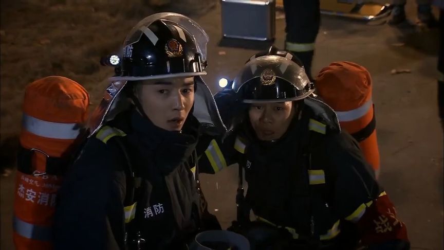 火线:大楼内氧气瓶发生爆炸,安队还在里面,这下危险了