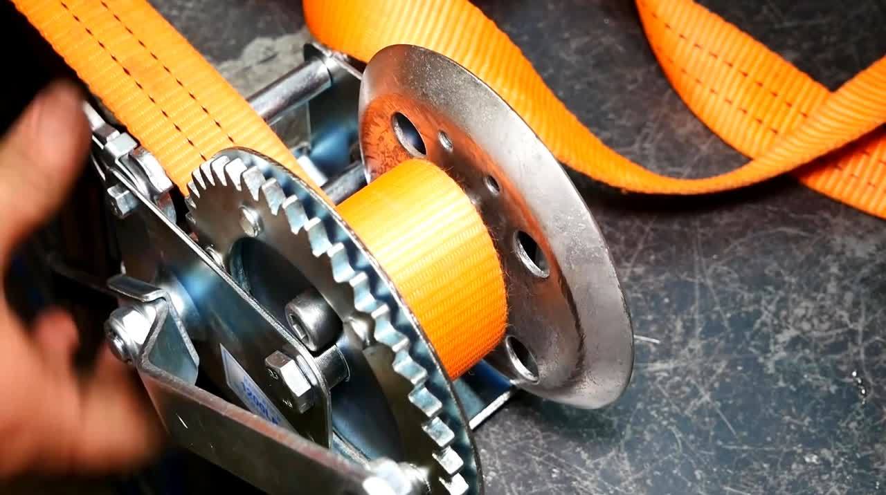 绷带拉紧器改手摇起重机,一两百斤的水泥墩轻松拉起