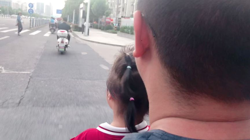 每次骑电动车出去玩前面就是她的舞台!仪表盘是小鼓