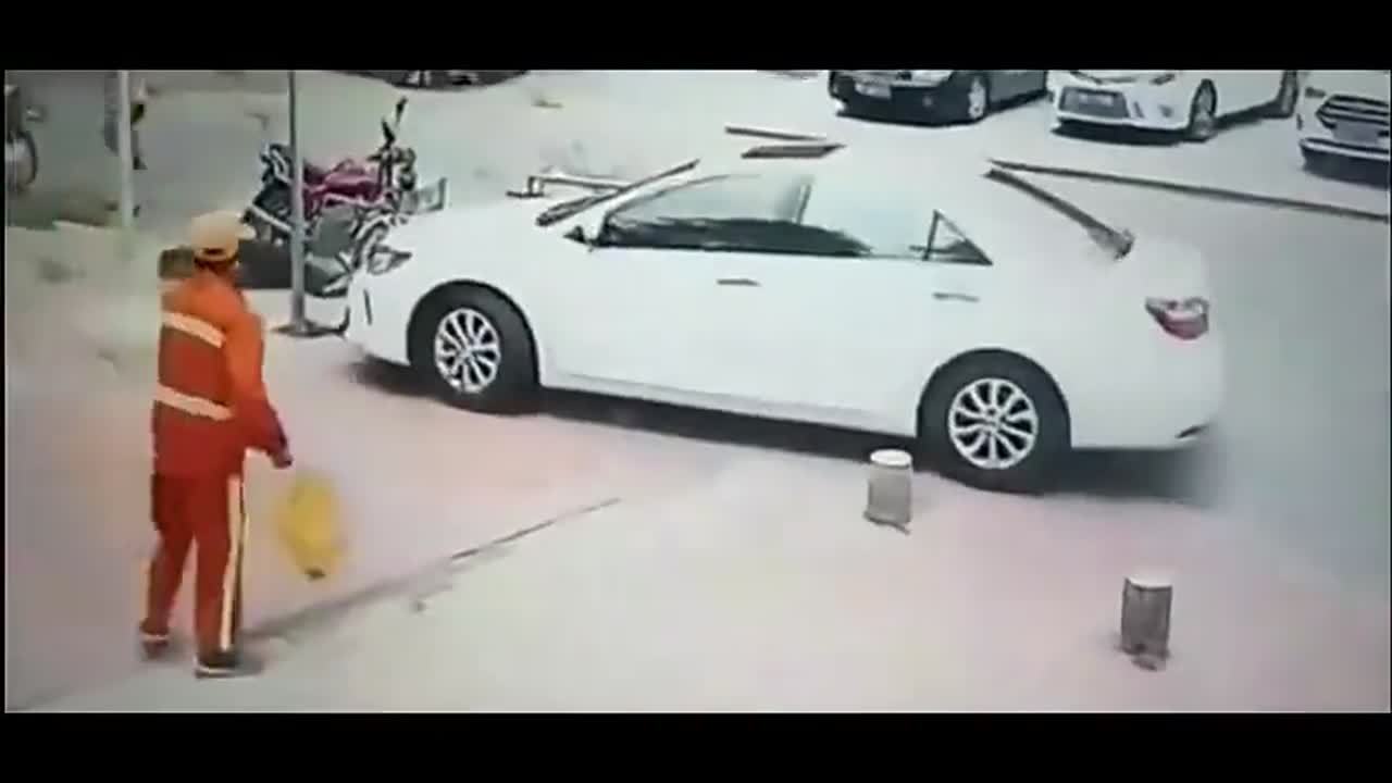 监控拍下让人心痛愤怒的一幕,高跟女司机可恨又可怕