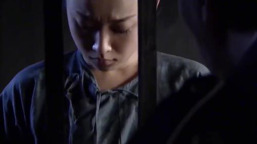 女特务为逃狱,什么招都能用,直接使出美人计