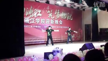 在学校某学院迎新晚会上的表演,第二次表演,第一次双棍,看者莫骂,谢谢...