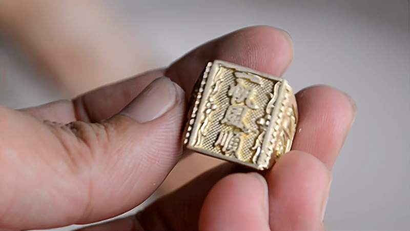 石膏模具做一个6克多戒指;90后小哥做完不满意,缺了一块