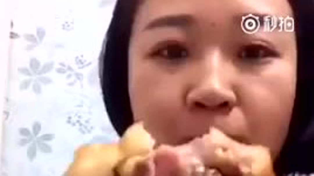实拍中国女子疯狂大口吞咽食物视频