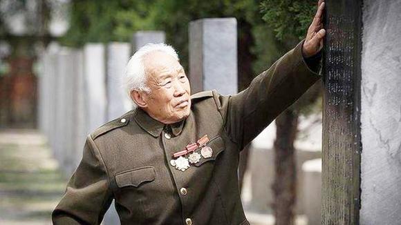 抗战老兵独自守墓30年,媒体采访曝光神秘事迹,只为60年一句承诺