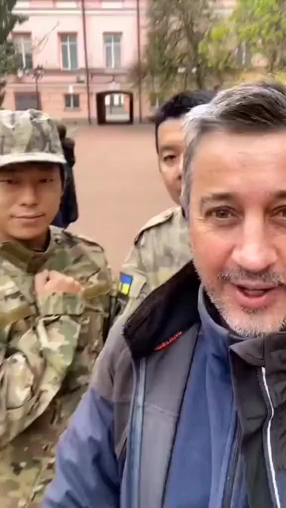 战争实录 两名日本志愿者抵达乌克兰对抗俄罗斯