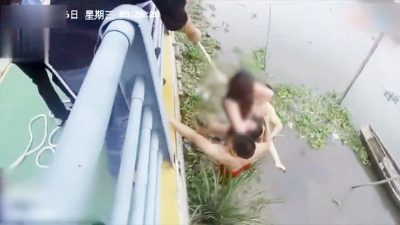 女子疑因感情问题酒后闹轻生 情绪激动不配合救援