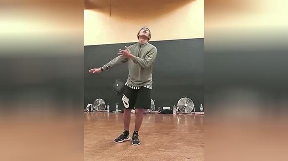 你确定你是来跳舞,不是来搞笑的吗?
