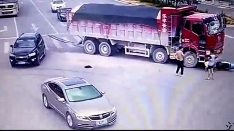 惨痛的教训,监控拍下一女子骑电动车先后被货车和卡车连续撞飞!