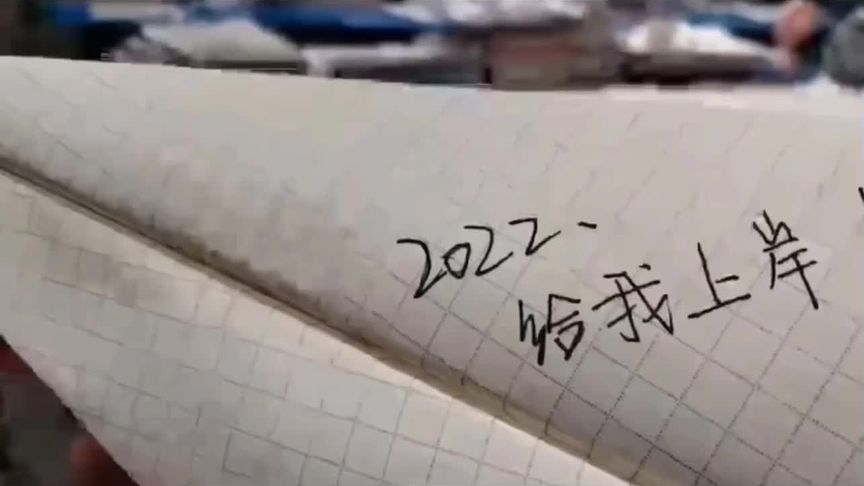 高三毕业生离校了,明年我们也是一样离开寒窗十二年的校园