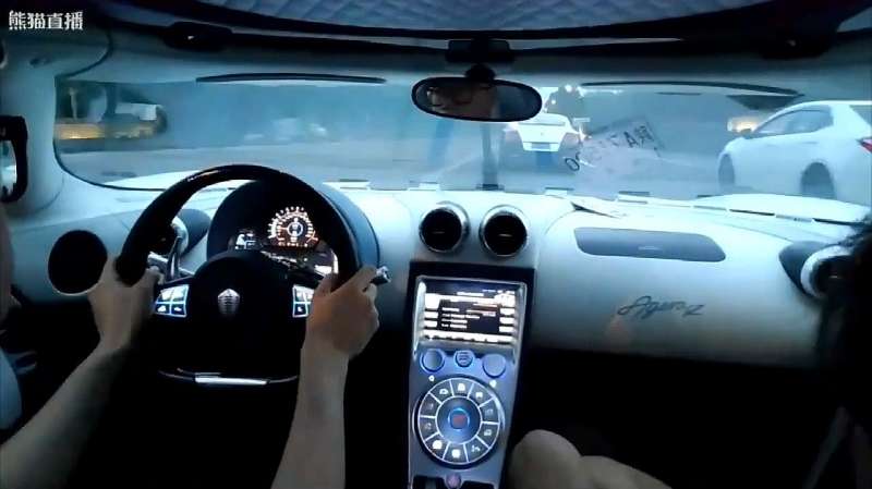 成都街头驾驶柯尼塞格Agera R!全程跟随劳斯莱斯是什么体验?