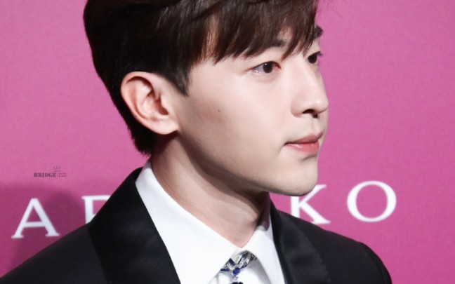 《邓伦有时挺萌的》你们一笑我就cue不下去了 国庆不当伴郎干啥去了