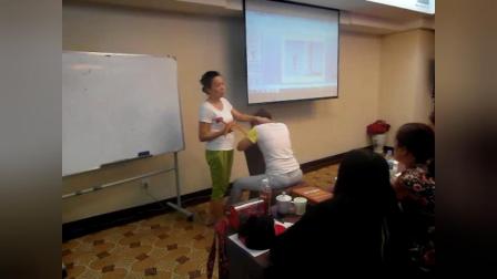 强师傅运用中医推拿手法医治颈椎腰椎病