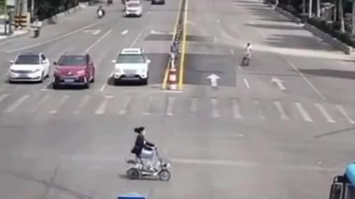 骑电动车把马路当成自己家大院吗?大爷在马路上任意变道汽车,直接被...