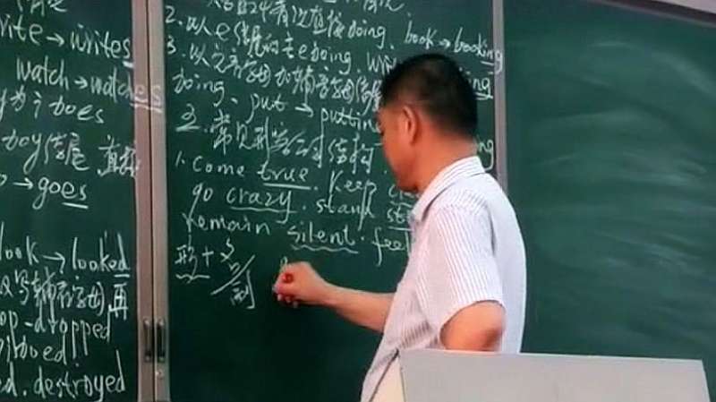 别的班都在写毕业请假条时,老师将简单英语,变换的写满整块黑板