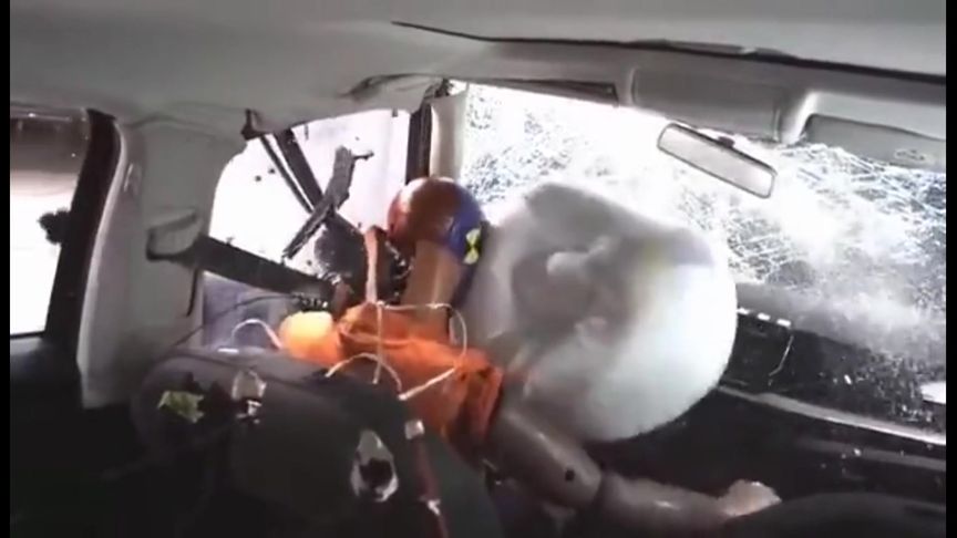 中保研帕萨特的碰撞测试 这气囊无语了!