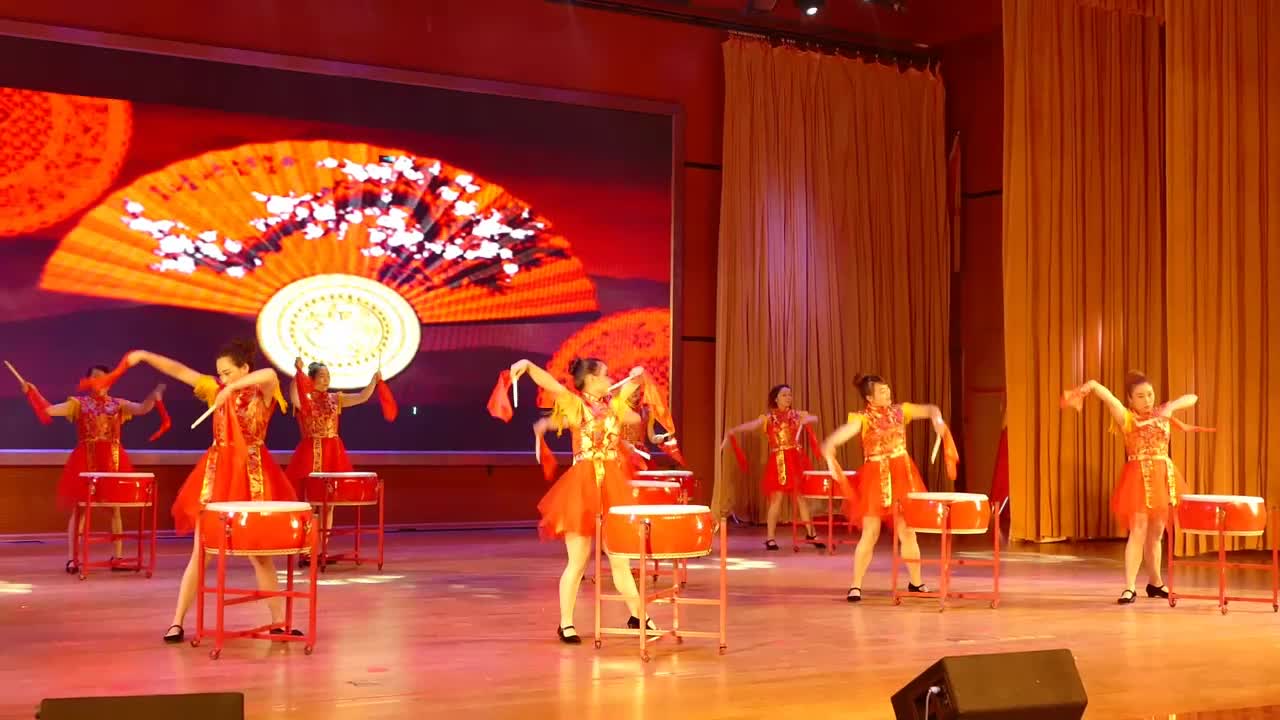 《开场鼓舞》 表演者;全体教师