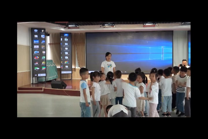 幼儿园中班体育《夹包掷远》课堂实录优质课视频公开课教学视频
